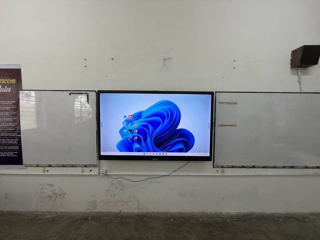 Smart Interactive Board vs Traditional Whiteboard: Which One Boosts ...